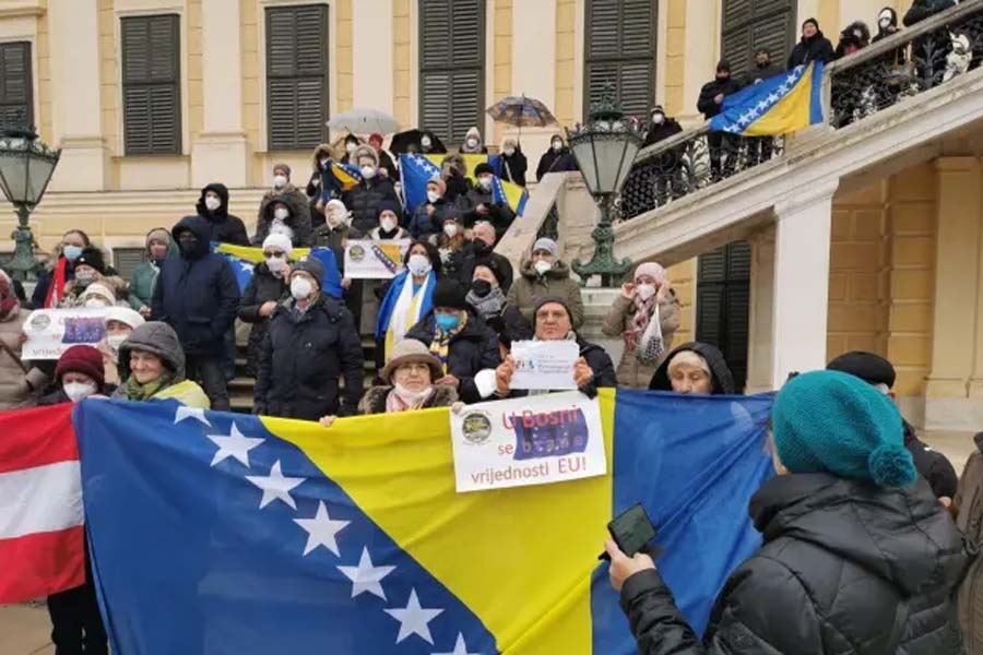 DEMONSTRACIJE U GLAVNOM GRADU AUSTRIJE: Protest bh. građana u Beču ... DEMONSTRACIJE U GLAVNOM GRADU AUSTRIJE: Protest bh. građana u Beču ...