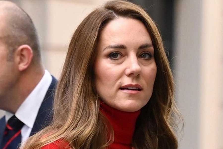 U BIKINIJU, NA ČAMCU: Procurile stare fotke Kate Middleton, evo kako je ...