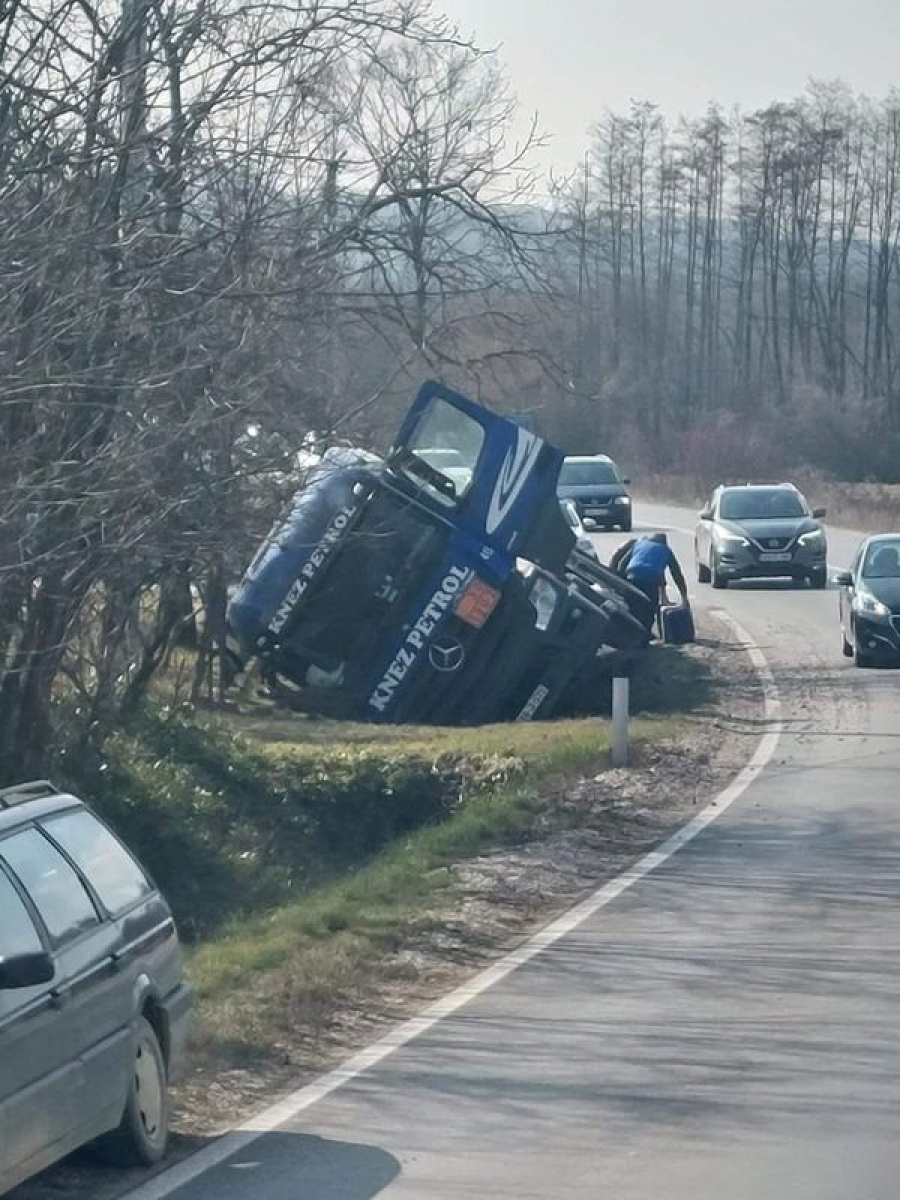 SAOBRAĆAJNA NESREĆA U MJESTU PODNOVLJE: Prevrnula se cisterna kod ...