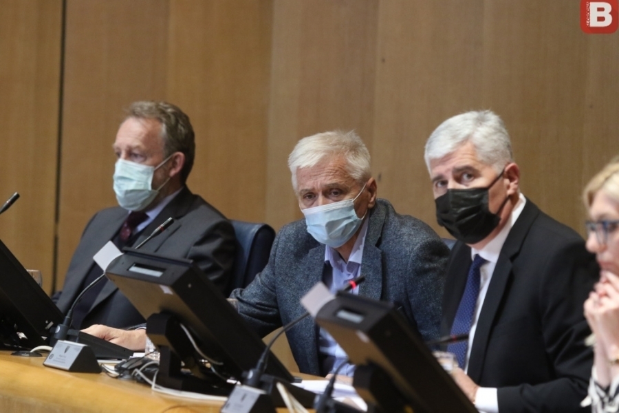 BURNO U SARAJEVU: Dom naroda PSBiH o platama, akcizama, PDV-u, sukobu ...