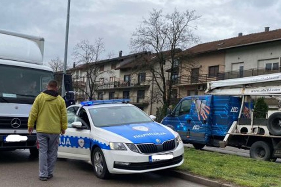 KRŠ I LOM U BANJOJ LUCI: Saobraćajna nezgoda na tranzitu, sudarili se ... KRŠ I LOM U BANJOJ LUCI: Saobraćajna nezgoda na tranzitu, sudarili se ...