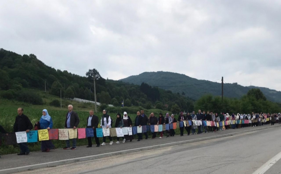 'NAŠ NAJDUŽI RED': Tužna kolona srebreničkih majki prema Potočarima ...