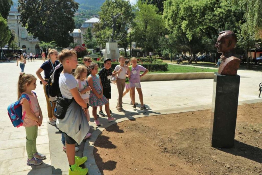 SVE PREMA ZASLUGAMA: Postavljena bista velikana bosanskohercegovačke ...