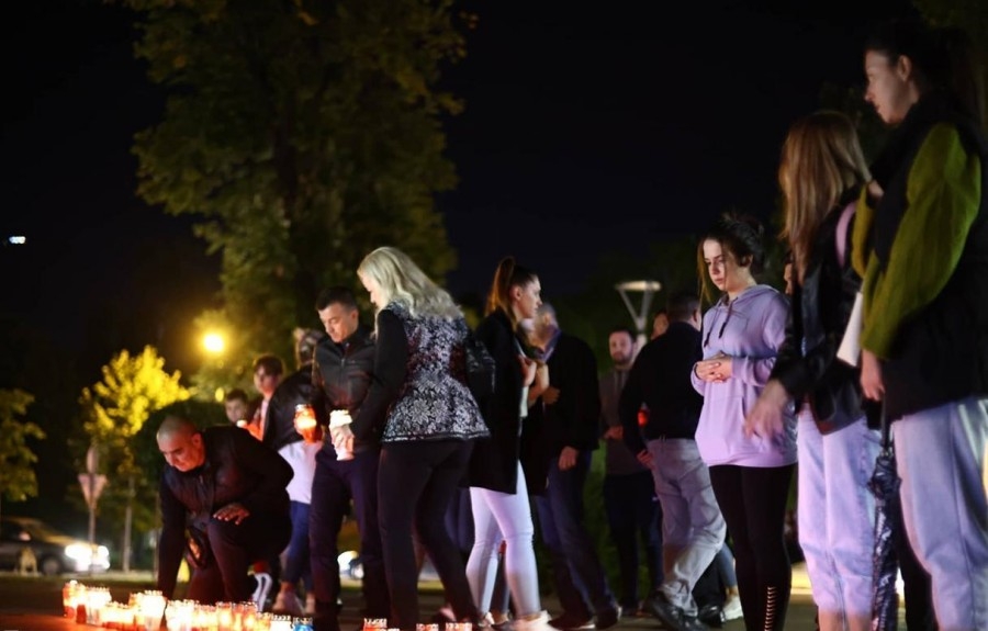TUŽNE SLIKE IZ HERCEGOVINE: Stotine Mostaraca ispred Kosače zapalile ...