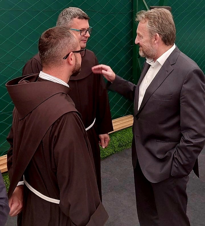 OTVORENJE DŽAMIJE U KAĆUNIMA KOD BUSOVAČE: Srdačan susret Bakira ...