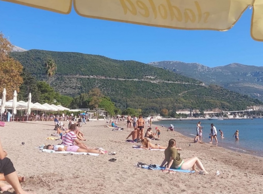 MIHOLJSKO LJETO U NA JADRANSKOM MORU: Sunčanje i kupanje u oktobru... (FOTO) | Slobodna Bosna