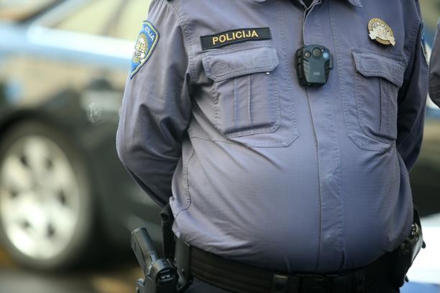 TAKO PROSTO I GENIJALNO: Zašto policajac uvijek dodirne vaš automobil ... TAKO PROSTO I GENIJALNO: Zašto policajac uvijek dodirne vaš automobil ...
