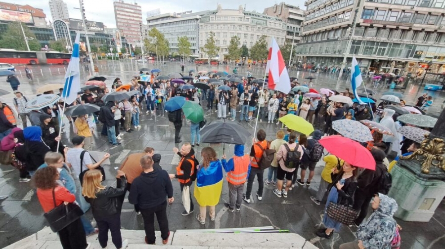 PROTEST NA TRGU REPUBLIKE U BEOGRADU: 'Putine dalje ruke od Ukrajine ...