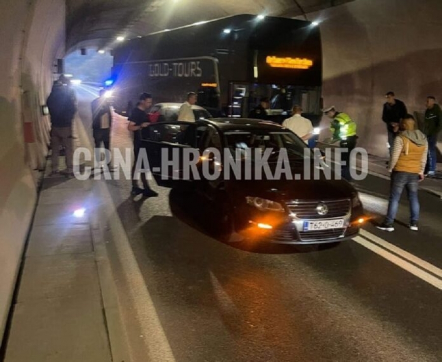 SAOBRAĆAJNA NESREĆA U TUNELU VRANDUK: Autobus udario u putnički automobil, nastale velike gužve ...