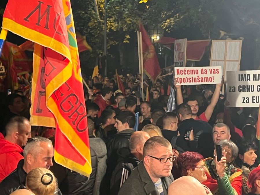 GRAĐANI CRNE GORE STIŽU NA PROTEST: Okupljaju se ispred Skupštine ...