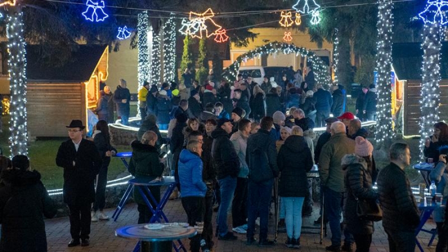 POSJETITELJI UŽIVALI U SJAJNOJ MUZICI I ATMOSFERI: Paljenjem prve ...