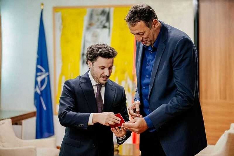 'VELIKA NAM JE ČAST I ZADOVOLJSTVO': Vlade Divac dobio crnogorski pasoš ...
