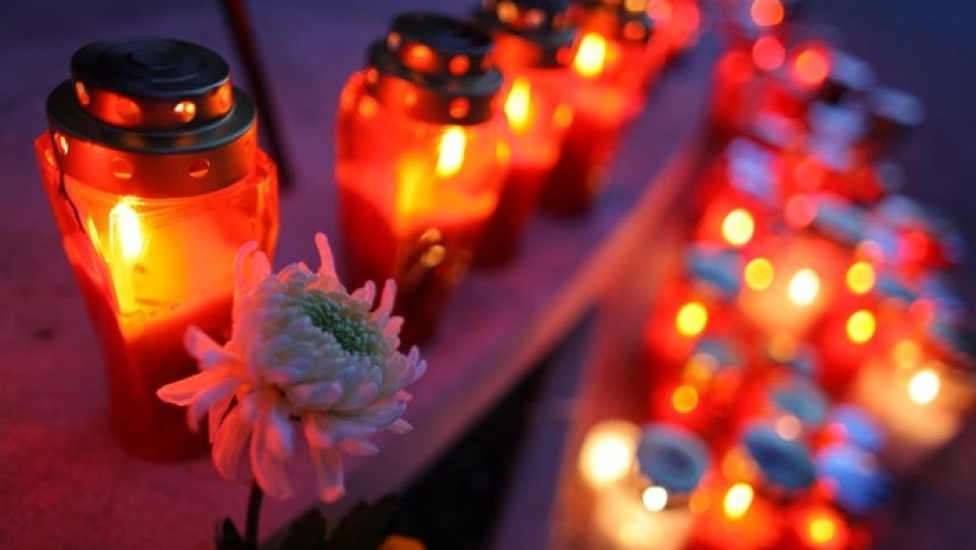 OD RANOG JUTRA OBILAZE SE GROBLJA, PALE SVIJEĆE I MOLI U TIŠINI ...