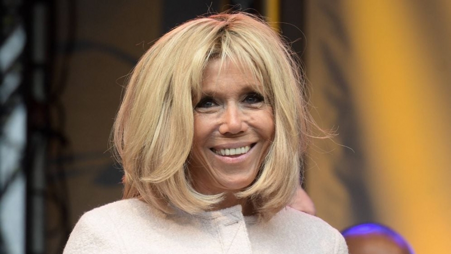 JEDNOSTAVNO I ELEGANTNO: Brigitte Macron u svevremenskom modelu kaputa ...
