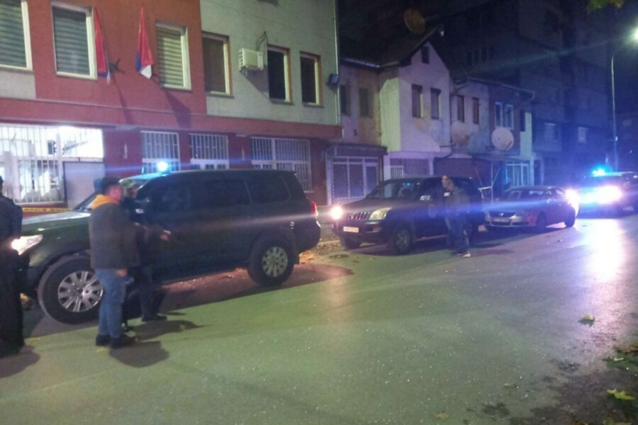 DRAMA NA SJEVERU KOSOVA: Sumnja se da je neeksplodirana bomba u kancelariji OIK u Mitrovici ...