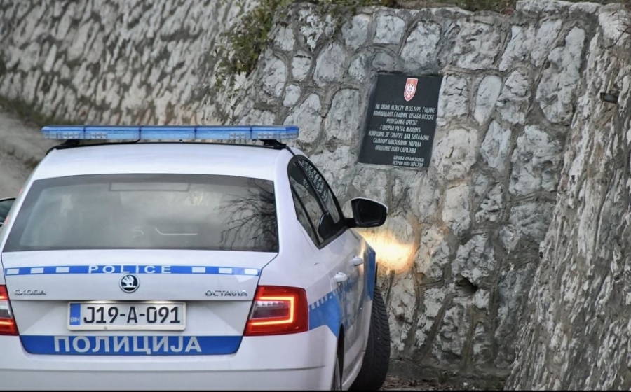 ČUVA JE POLICIJA: Ekspresno zamijenjena razbijena ploča osuđenom ratnom zločincu Ratku Mladiću ...