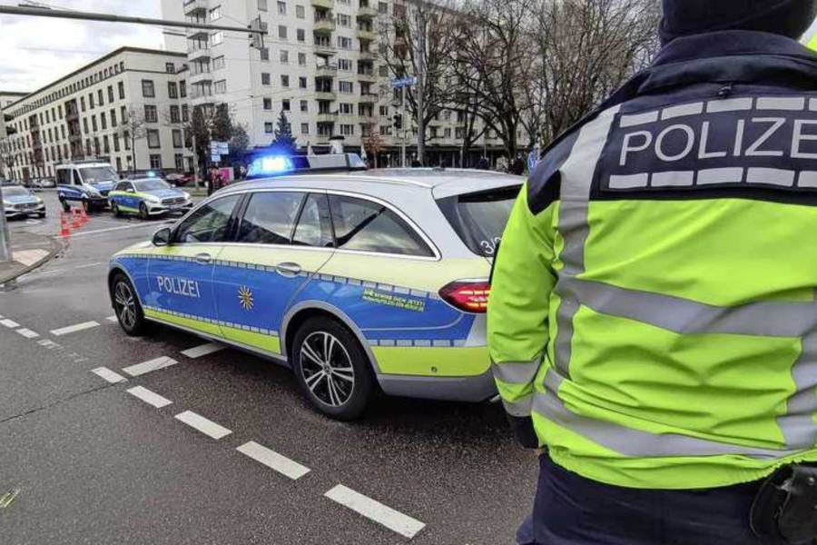OKONČANA TALAČKA KRIZA U NJEMAČKOJ: Specijalci ušli u apoteku i uhapsili muškarca (FOTO, VIDEO ...