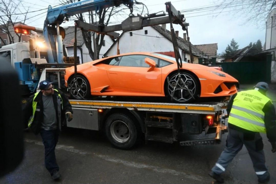MUP ZAPLIJENIO LAMBORGHINI VUČIĆEVOG KUMA: Vrijeđao i prijetio ... MUP ZAPLIJENIO LAMBORGHINI VUČIĆEVOG KUMA: Vrijeđao i prijetio ...