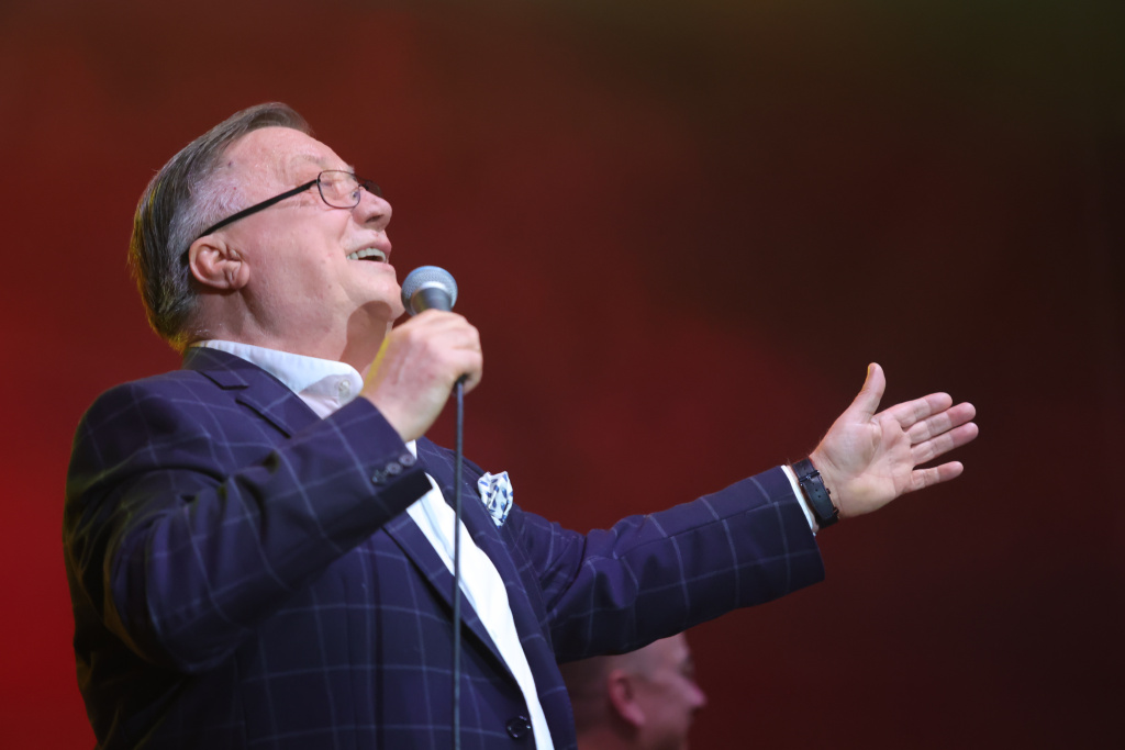 'SB' U ZETRI: Legendarni Halid Bešlić dočekan aplauzom, koncert počeo ...