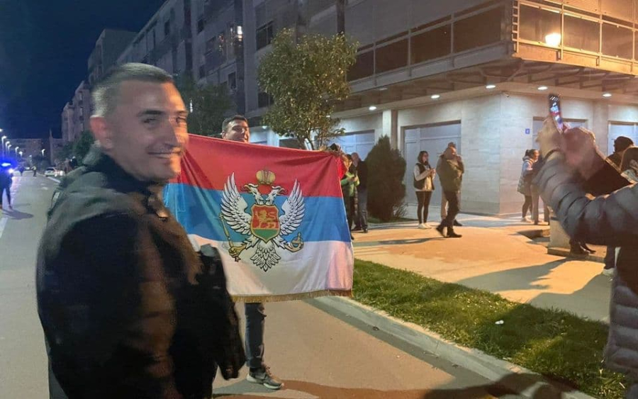 SLAVLJE ISPRED ŠTABA EVROPA SAD: Trobojke, crnogorske zastave i pjesme ... SLAVLJE ISPRED ŠTABA EVROPA SAD: Trobojke, crnogorske zastave i pjesme ...