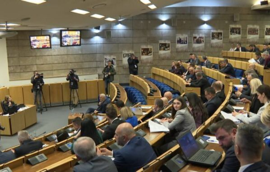 BURNA SJEDNICA PARLAMENTA FBiH: Informacija o Vladi FBiH samo da bi se ...