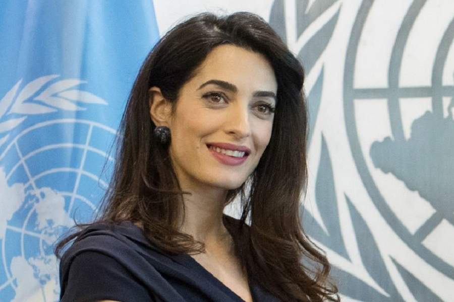 BEZVREMENSKI KOMADI: Amal Cloney u chic haljini i tenama koje idu uz ...