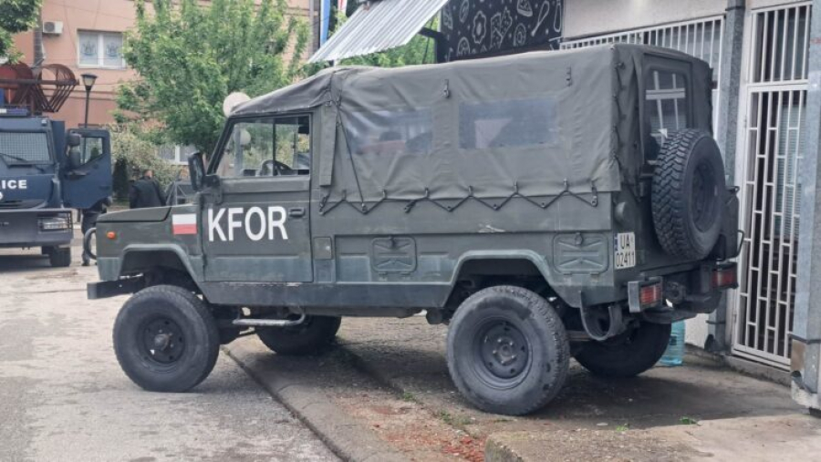 DRAMATIČNO NA KOSOVU: Ispred općina raspoređene snage KFOR-a, građani krenuli ka zgradi u ...