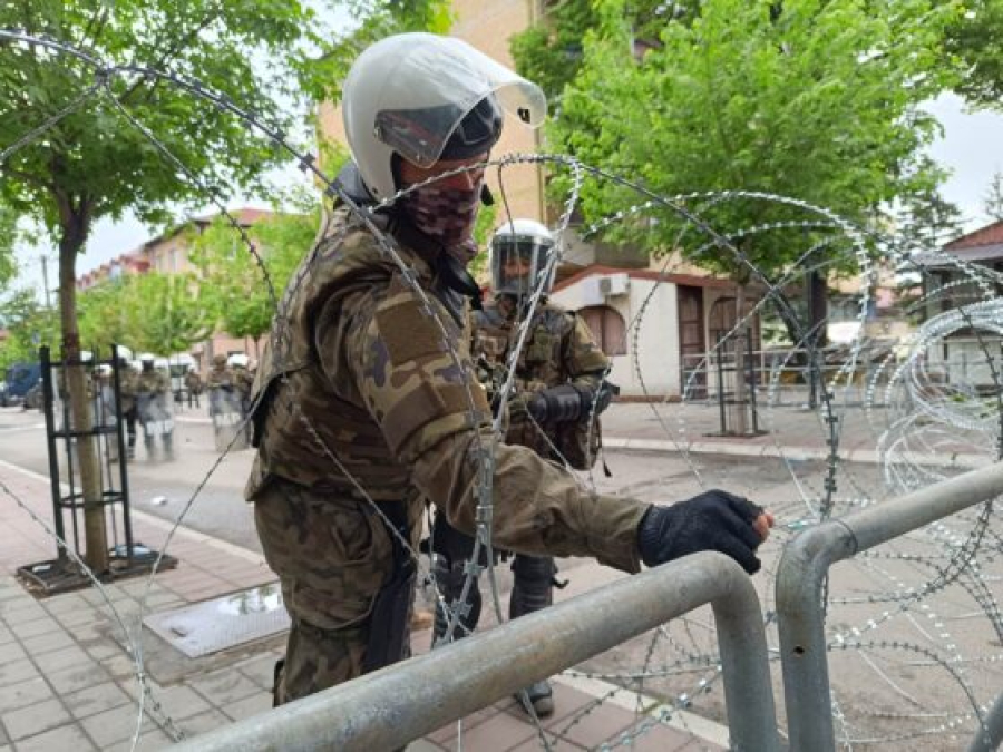 NAPETO NA KOSOVU: Najmasovnije okupljanje Srba, snage KFOR-a drže koridor nedaleko od ...