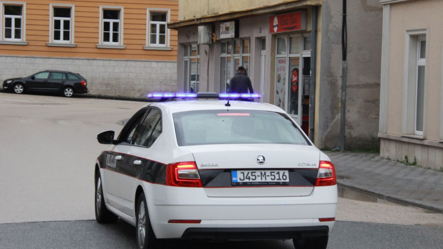 TEŠKA SAOBRAĆAJNA NESREĆA U BiH: U prevrtanju Forda vozač ispao iz ...