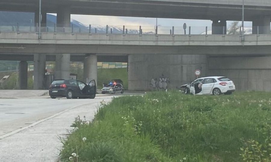 SUDAR DVA VOZILA: Teška saobraćajna nesreća u Vlakovu kod Sarajeva, četvero povrijeđenih ...