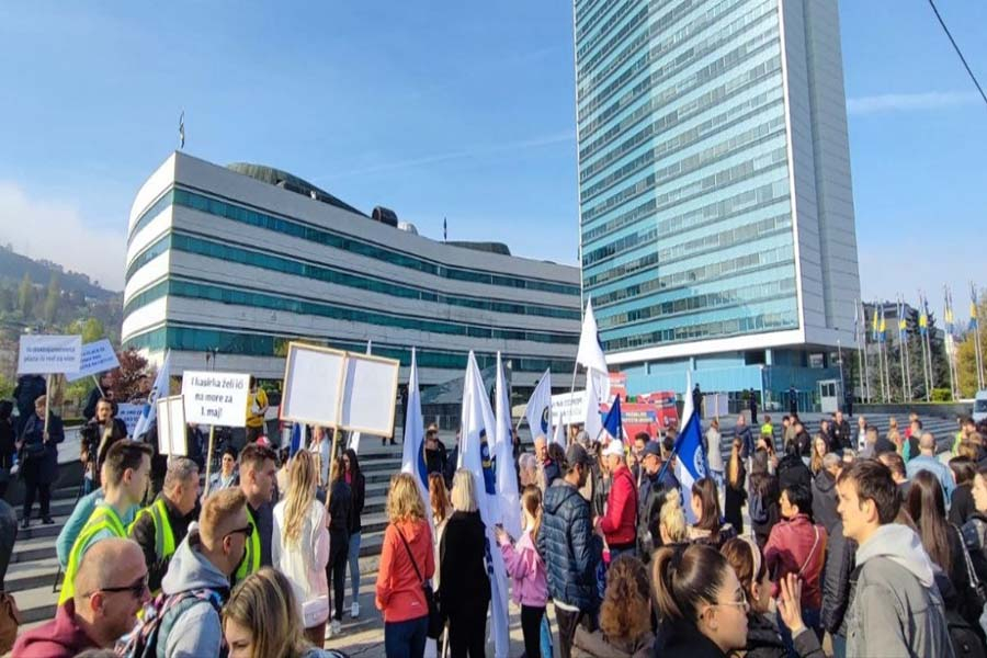 DEMONSTRACIJE ISPRED PARLAMENTA BOSNE I HERCEGOVINE: Ogorčeni građani ...