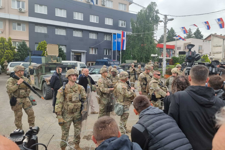 DRAMATIČNO NA SJEVERU KOSOVA: KFOR rasporedio snage kod opštinskih zgrada, u Leposaviću postavio ...