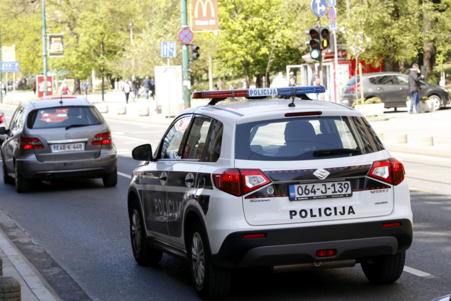 PUCNJAVA U CENTRU SARAJEVA: Jedna osoba ranjena, velik broj policijskih službenika upućen na ...