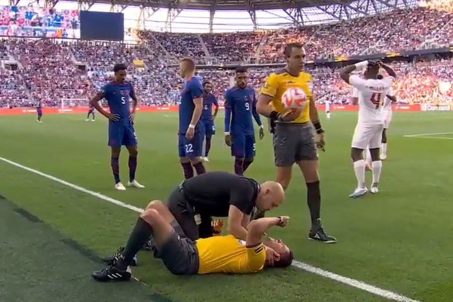 DRAMA NA VELIKOM DERBIJU: Sudija dobio udarac u glavu, doktori utrčali ...