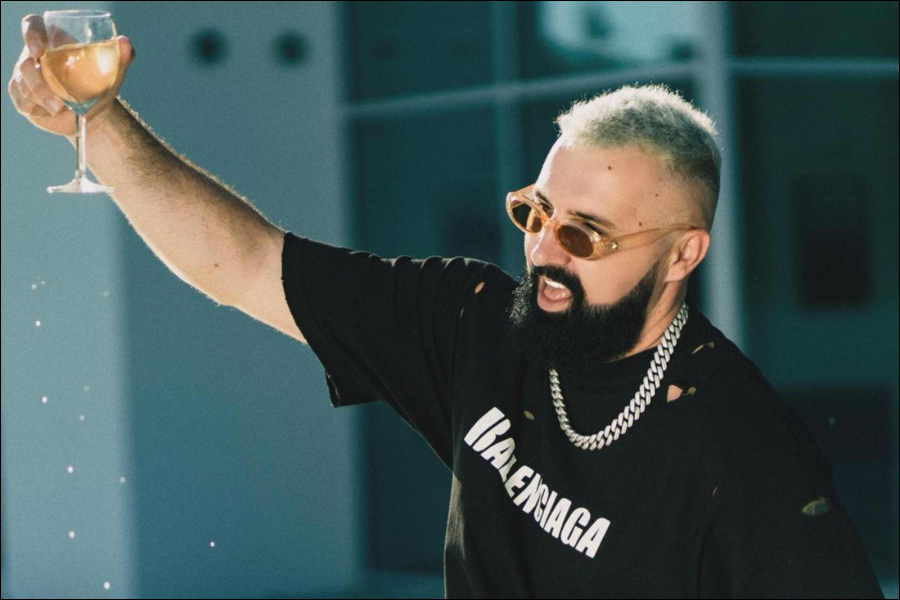 NESTADE U SEKUNDI: Pogledajte kako je Jala Brat tokom nastupa pao sa ...