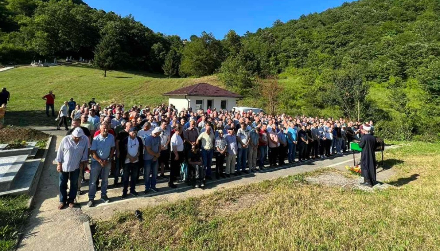 TUGA U KRAJINI: Stotine ljudi došlo na posljednji ispraćaj Elvisa ...