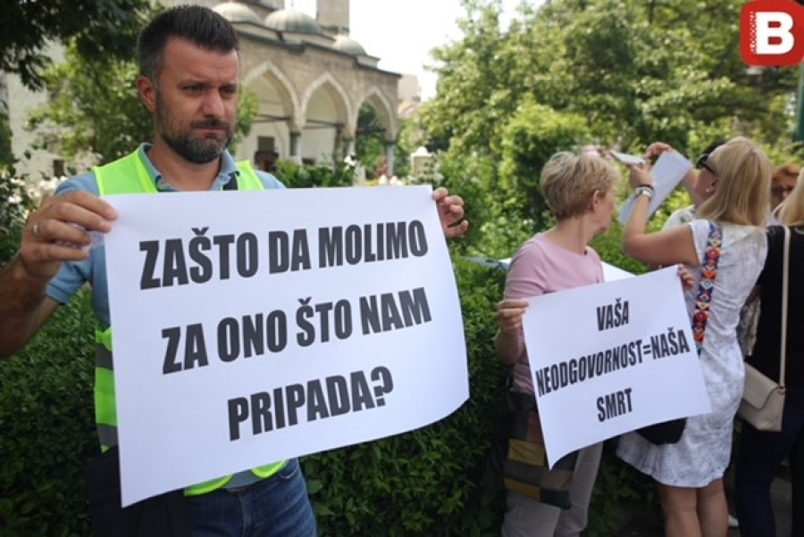 DEMONSTRACIJE U SARAJEVU: Protest ispred zgrade Vlade Federacije BiH ...