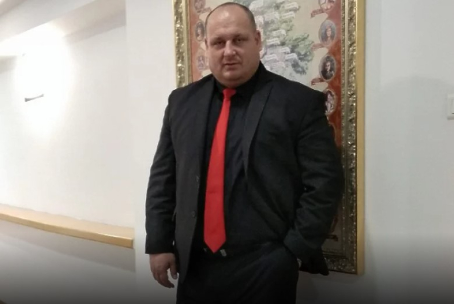 'ON PRESJEDAVA KOMISIJOM ZA POSLOVNE PROSTORE I ODREĐUJE KO ĆE USELITI ...