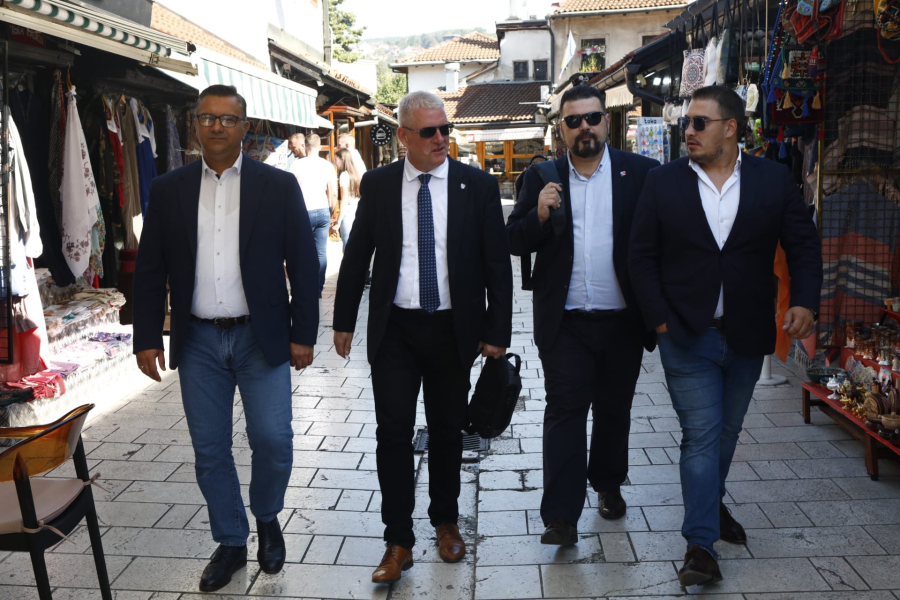 POJAČANE POLITIČKE AKTIVNOSTI U STAROM GRADU: Dok Komšić pije kafu sa ...