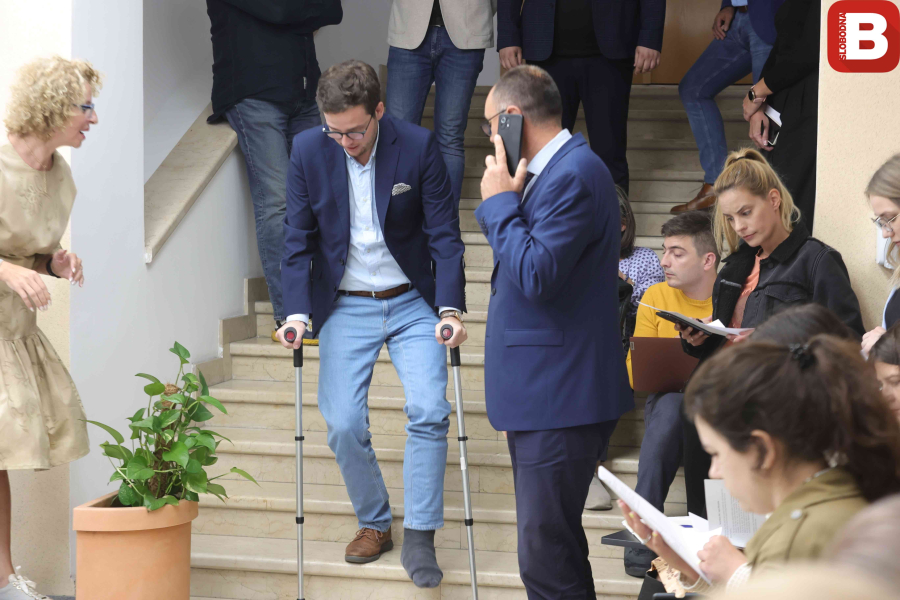 ZBOG POVREDE: Premijer KS Nihad Uk na press-konferenciju došao a nogom ...