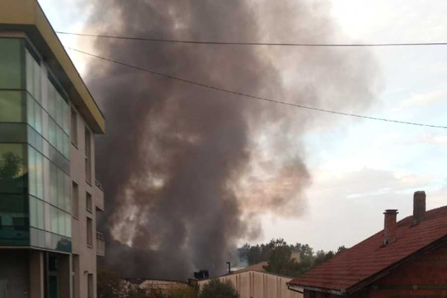 VELIKI POŽAR NA SJEVEROISTOKU BiH: Gori proizvodni pogon poznate bh ...