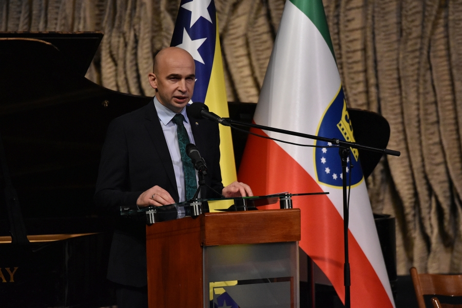 PREMIJER ZDK-a NEZIR PIVIĆ SA SVEČANE AKADEMIJE: 'U Mrkonjić Gradu ...