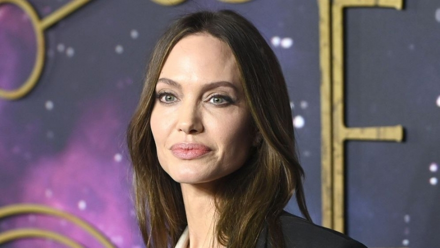 LJUBITELJICA MINIMALIZMA: Angelina Jolie plijenila elegancijom u crnoj ...