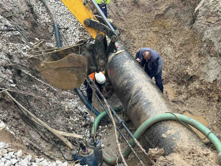 POLA SARAJEVA DANAS BEZ VODE: Kako se popravlja kvar na cjevovodu dok pljušti kiša (FOTO ...