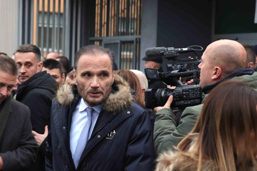 U PAUZI IZMEĐU ROČIŠTA DODIKU: Odvjetnik Anto Nobilo snimljen s drugom ...