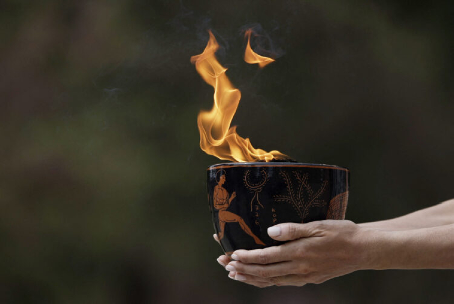 GORI VATRA: Upaljen olimpijski plamen pred početak Igara u Parizu ...