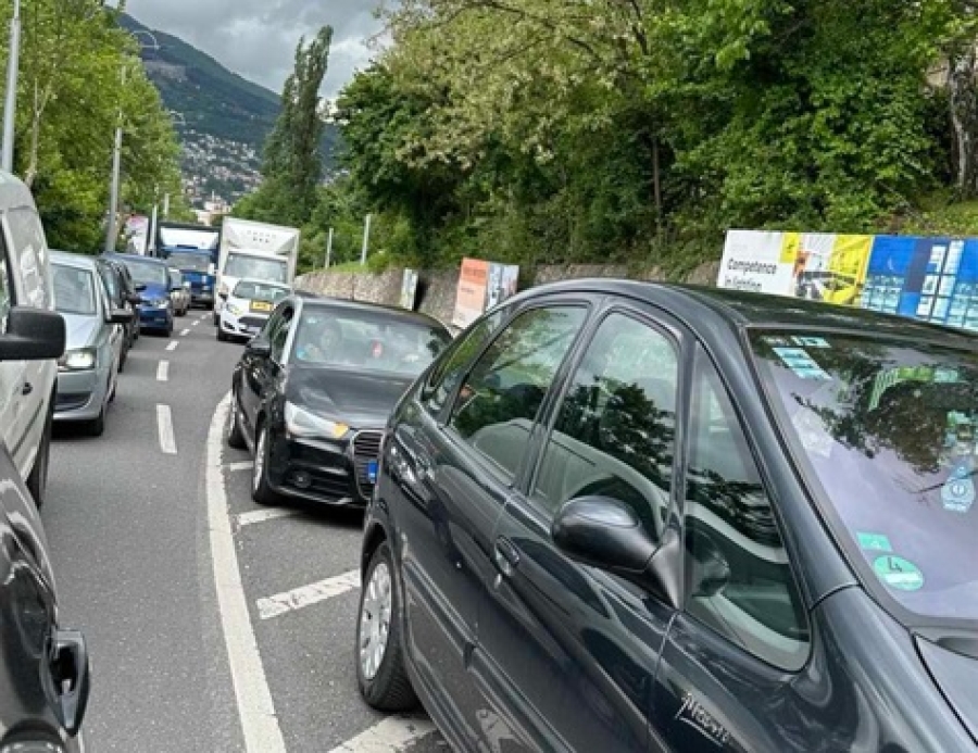 NAORUŽAJTE SE STRPLJENJEM: Nesnosne saobraćajne gužve u Sarajevu, vozači na rubu živaca (VIDEO ...