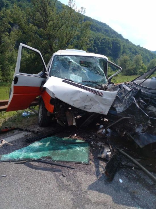 SAOBRAĆAJNA NESREĆA KOD ZENICE: U sudaru dva kombija više osoba povrijeđeno, blokiran put M-17 ...