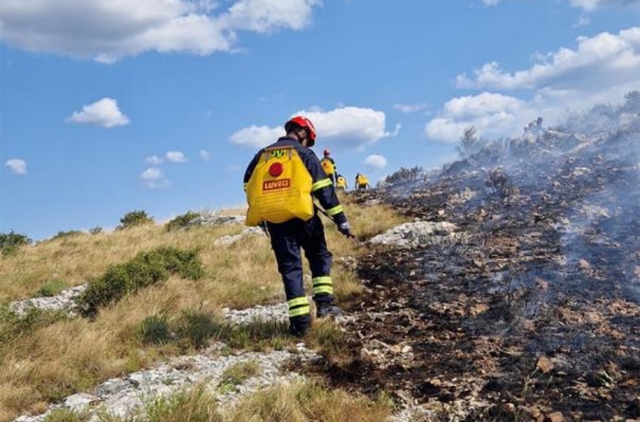 TRAVA I NISKO RASTINJE: Još uvijek gori na brdu Fortica iznad Mostara ...