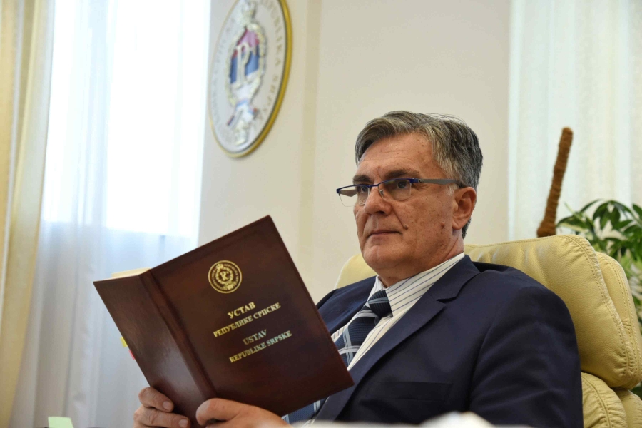 DODIKOV POTRČKO 'POJASNIO' SCHMIDTU: 'Entiteti su bili države i sada su ...